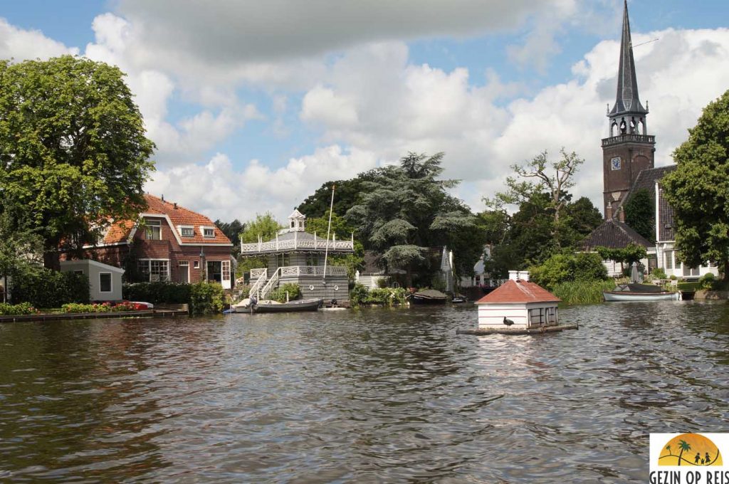 Met een fluisterboot door pittoresk waterland vanuit theetuin Overleek ...