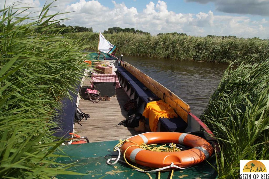 Met een fluisterboot door pittoresk waterland vanuit theetuin Overleek ...