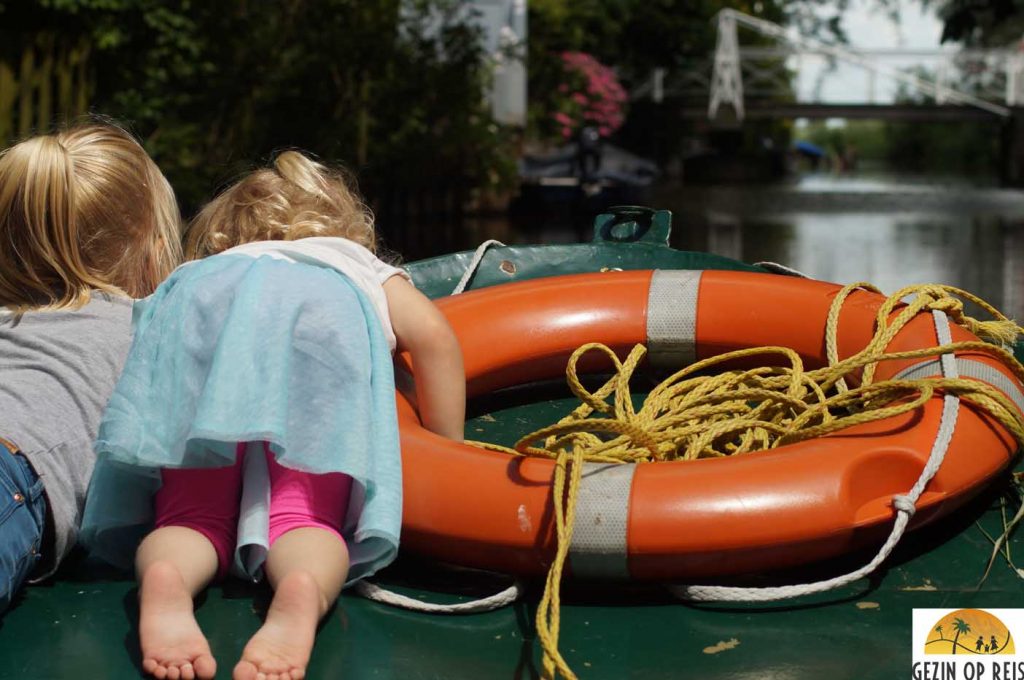 Met een fluisterboot door pittoresk waterland vanuit theetuin Overleek ...