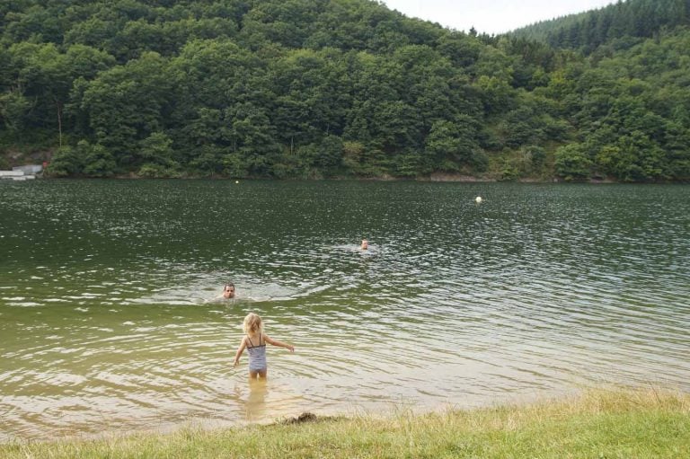 Actief en ontspannen aan het stuwmeer van de Boven-Sûre
