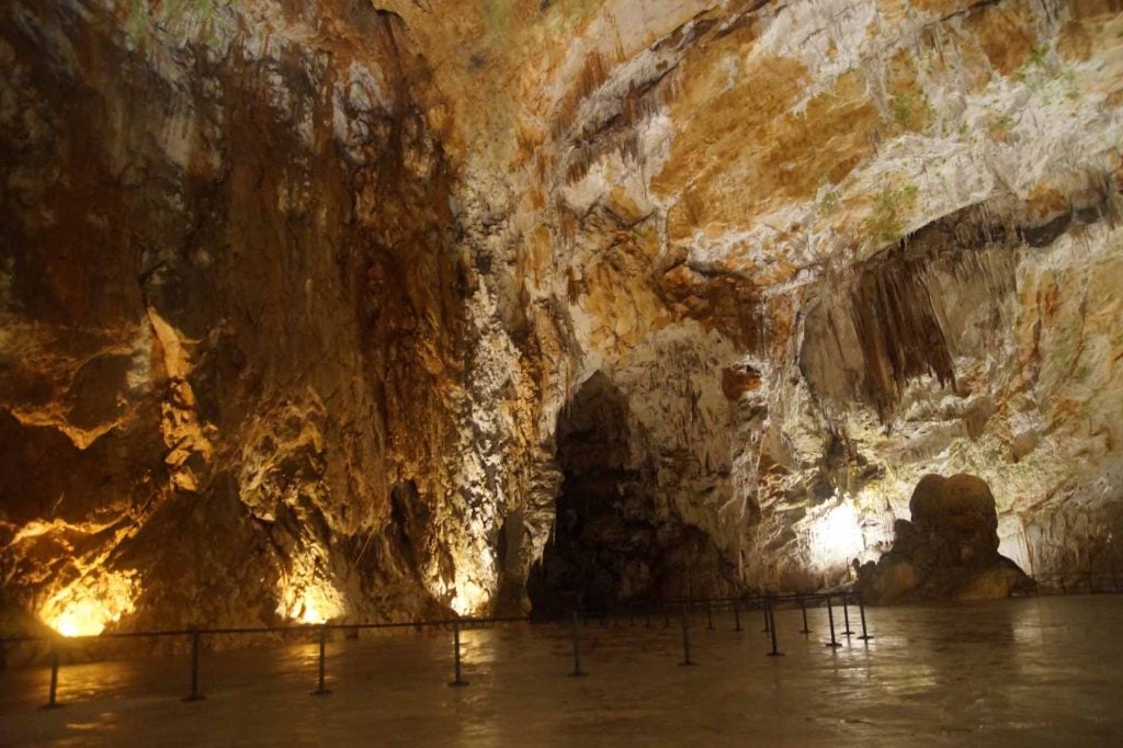 Met een treintje door de grotten van Postojna, Slovenië