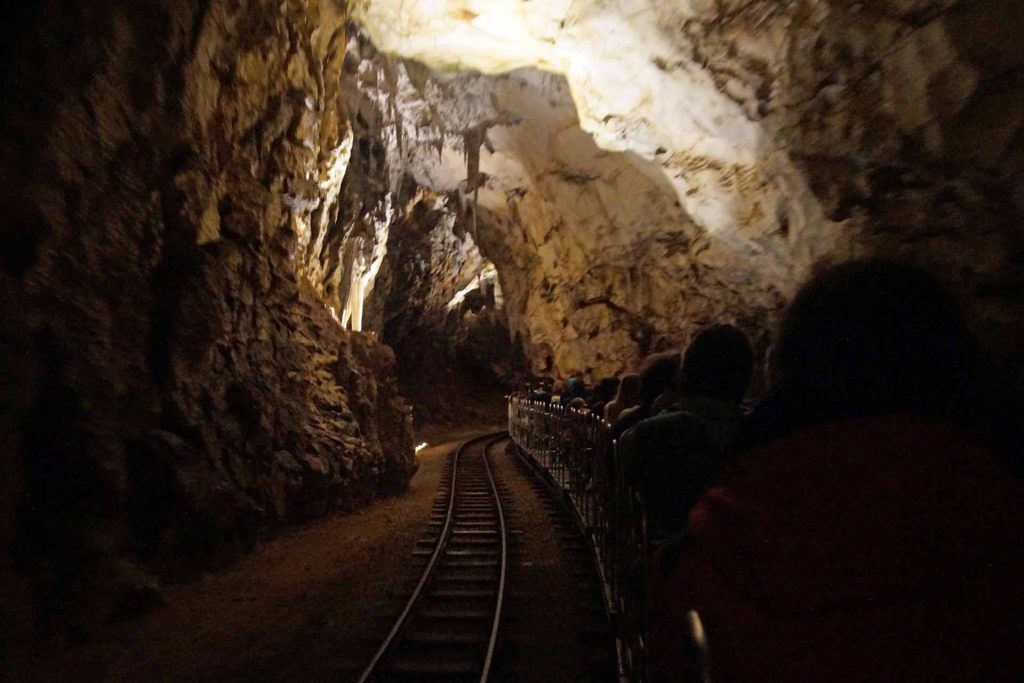 Met een treintje door de grotten van Postojna, Slovenië