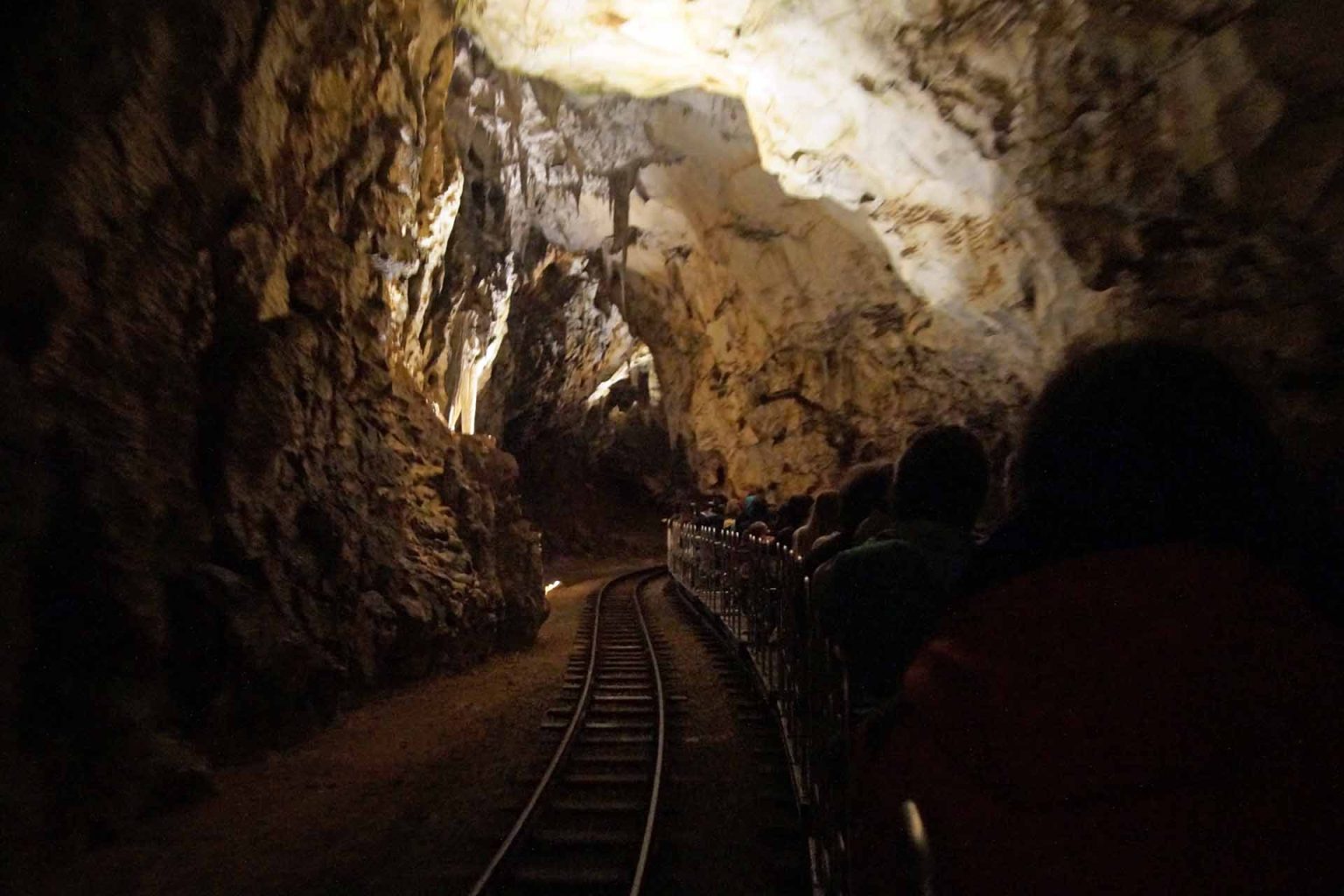 Met een treintje door de grotten van Postojna, Slovenië