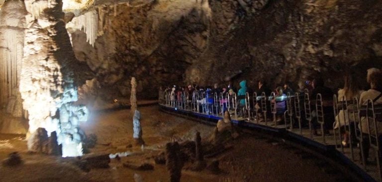 Met een treintje door de grotten van Postojna, Slovenië
