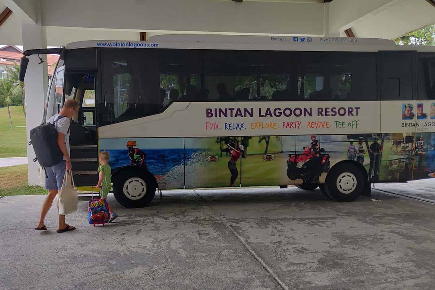 Tropisch Bintan eiland voor de kust van Singapore - Gezin op Reis