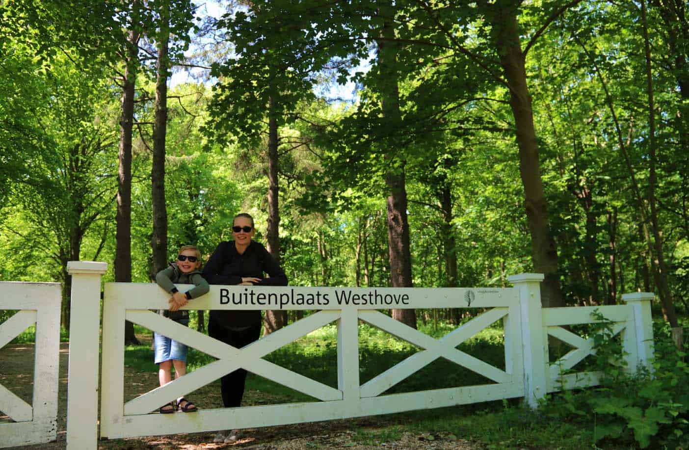 Wandelen door bos en duinen in De Manteling - Gezin op Reis