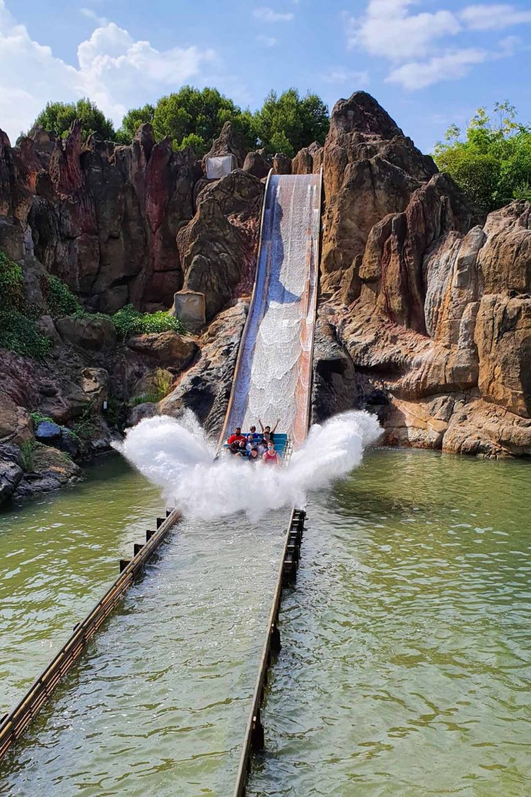 Op wereldreis in Port Aventura World, het vetste pretpark van Spanje ...