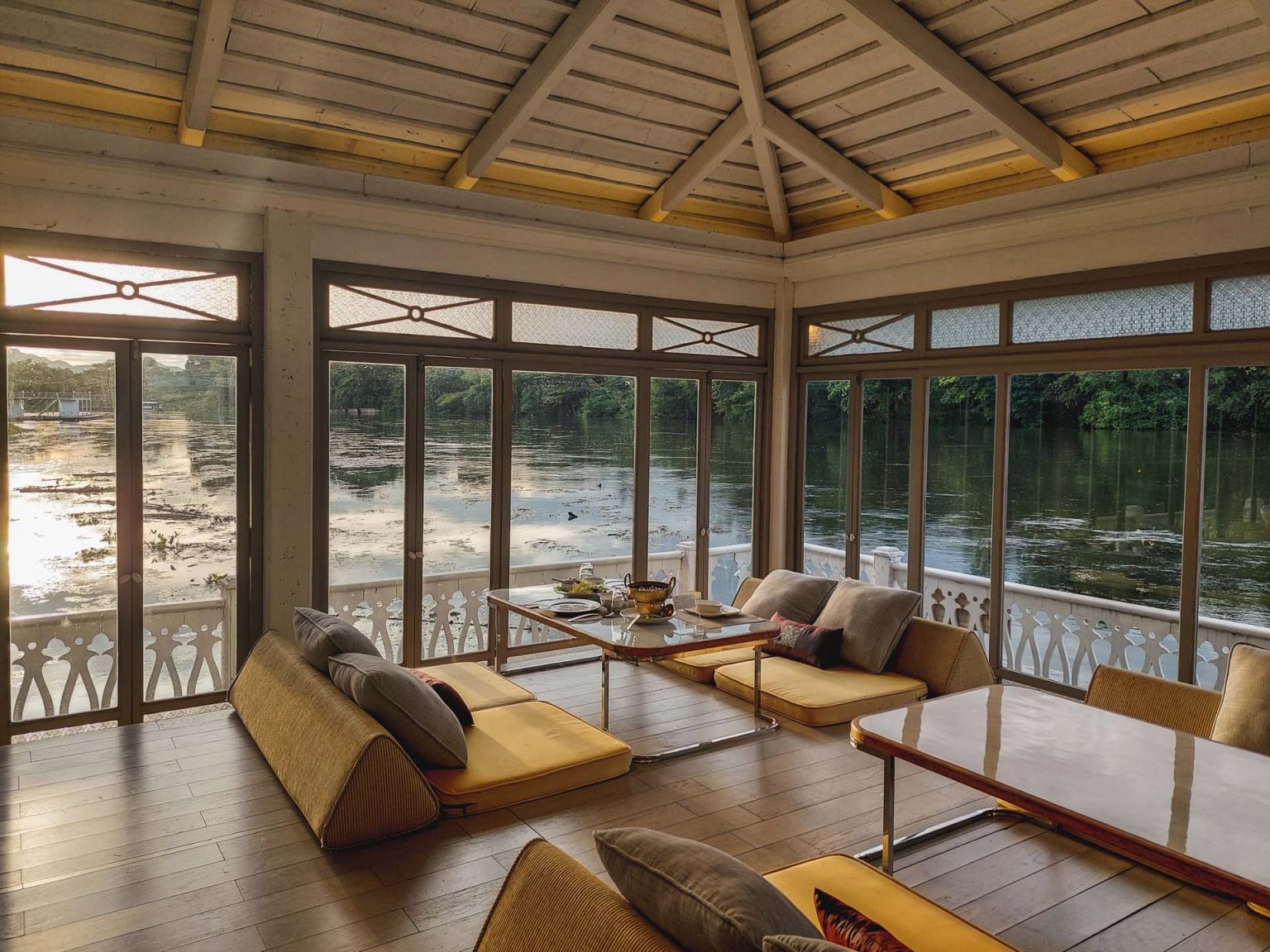 Dheva Mantra Resort: Kindvriendelijk hotel aan de rivier Kwai vlakbij ...