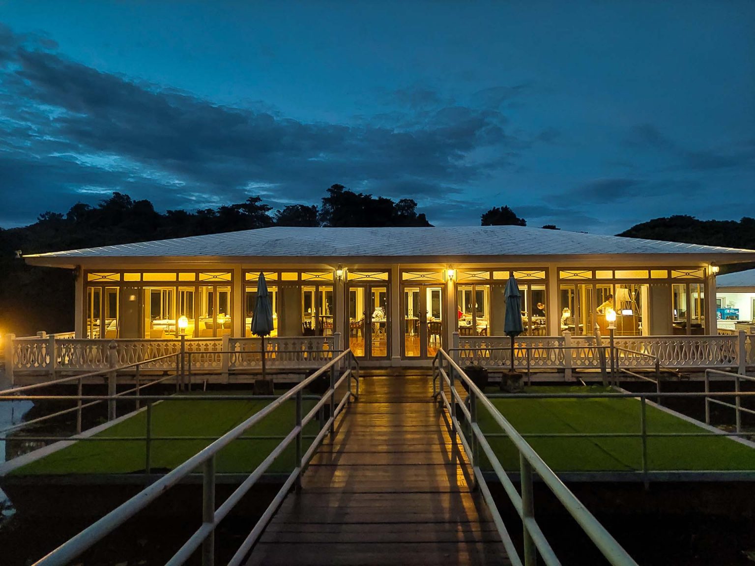 Dheva Mantra Resort: Kindvriendelijk hotel aan de rivier Kwai vlakbij ...