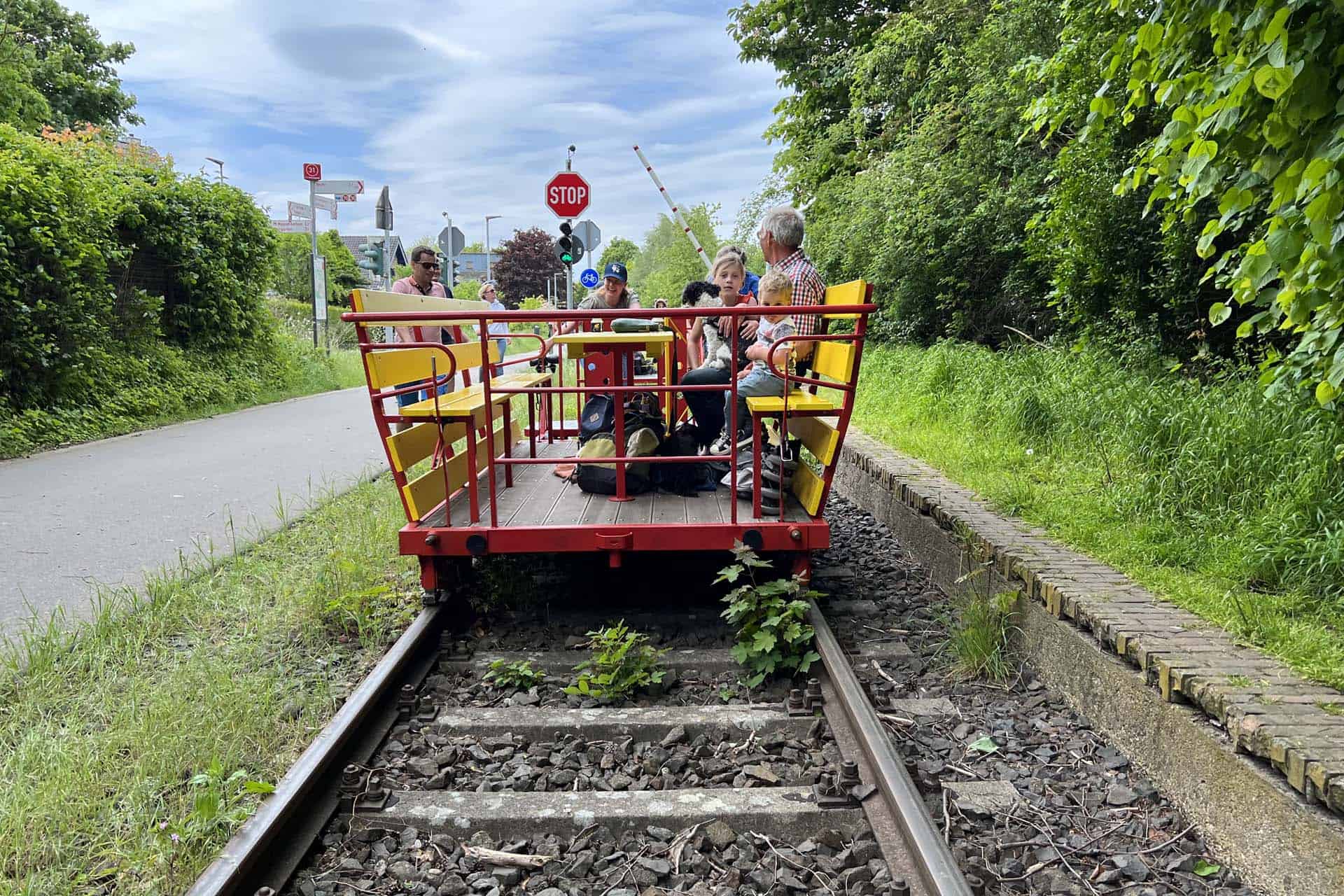 Fietsen over het spoor, met de fietstrein van Nederland naar Duitsland ...