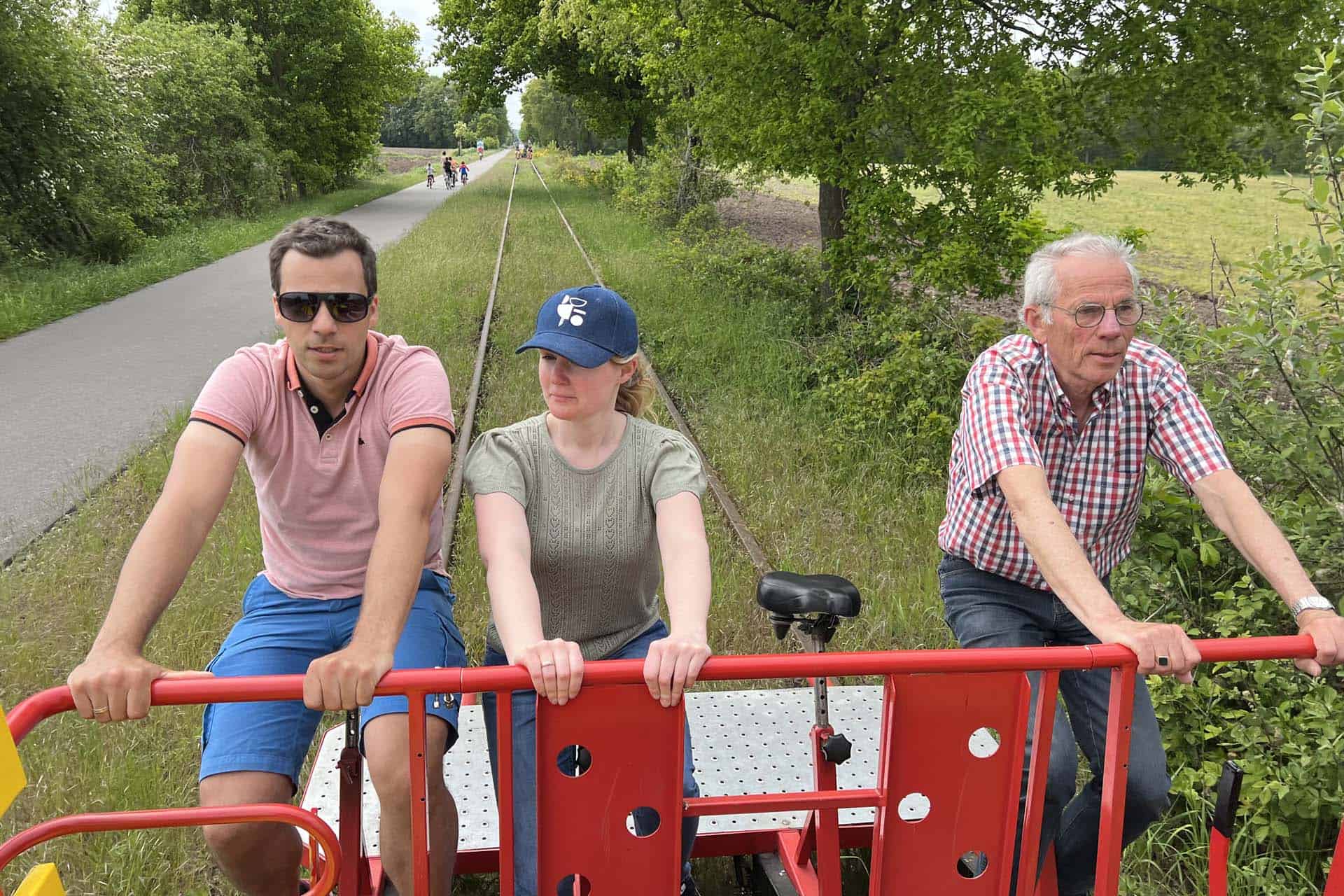 Fietsen over het spoor, met de fietstrein van Nederland naar Duitsland ...